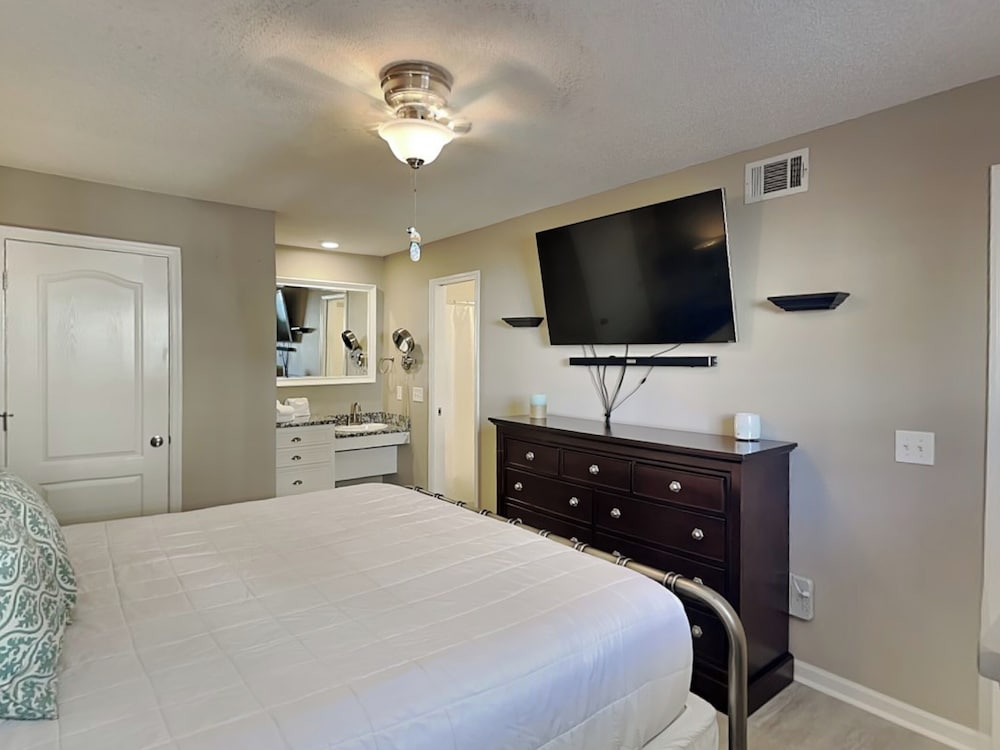 Stylish Condo W/ Great Resort Amenities + Near Beach Access - Laguna Beach, FL