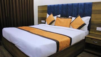 Quarto Duplo Deluxe, Vista para a cidade | Cofre no quarto, secretária