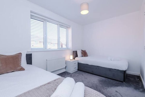 Lovely Three Bed Home Manchester - Bury