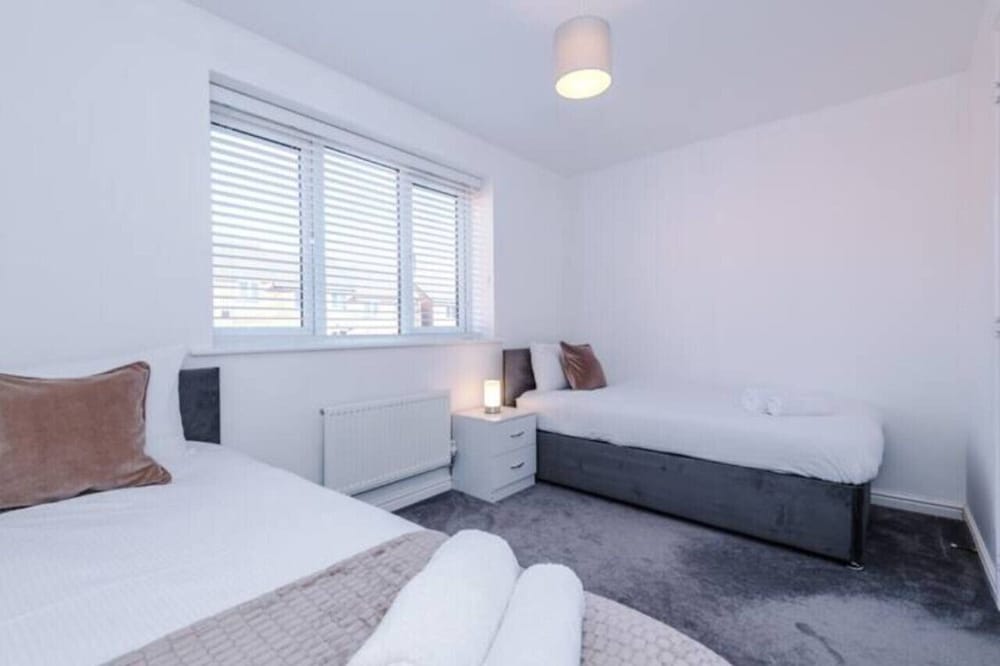 Lovely Three Bed Home Manchester - Bury