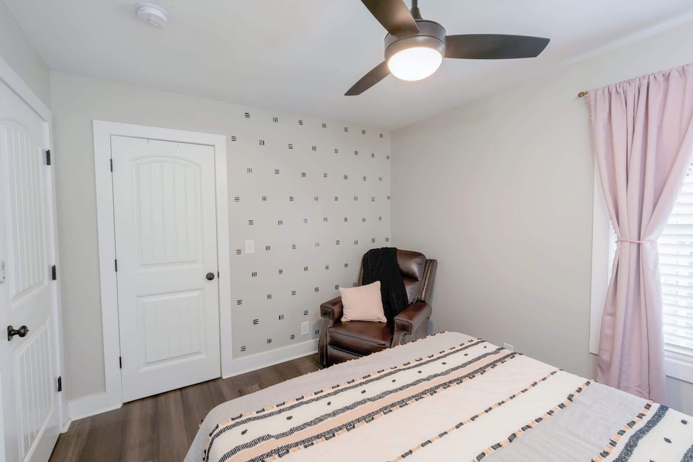 Centrally Located Cozy Pet Friendly Cottage - Nashville, TN