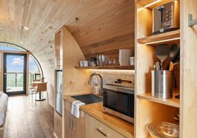 Minifrigorífico, uma placa de cozinha, uma máquina de café expresso