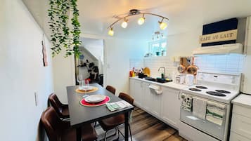 Geladeira grande, micro-ondas, fogão, cooktop