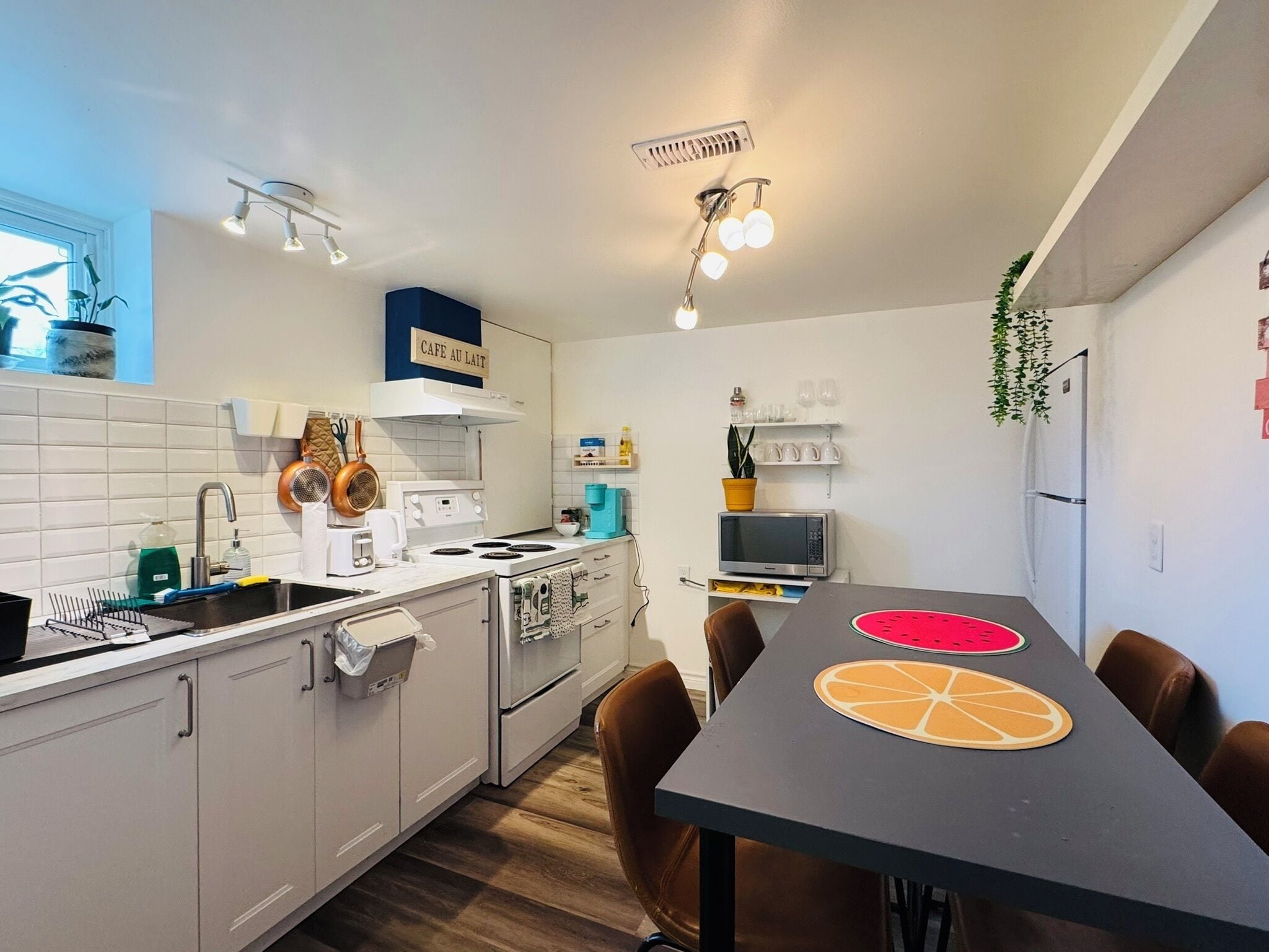 Um frigorífico/congelador grande, um micro-ondas, um forno 