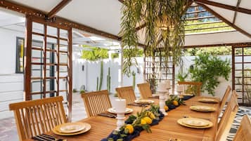 8 quartos, com decoração personalizada, com mobília individualizada