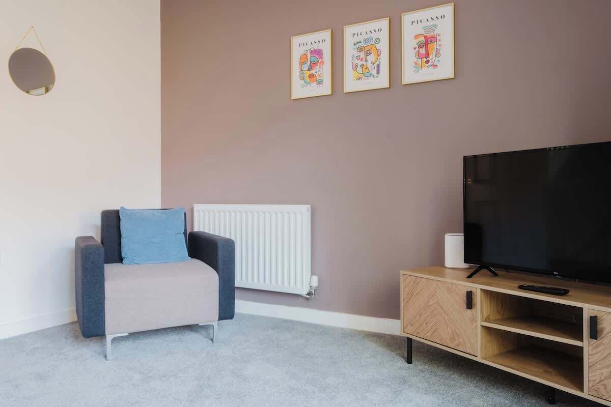 Spacious 3 Bed Home With 2 Living Areas & Sofa Bed - Northampton, UK