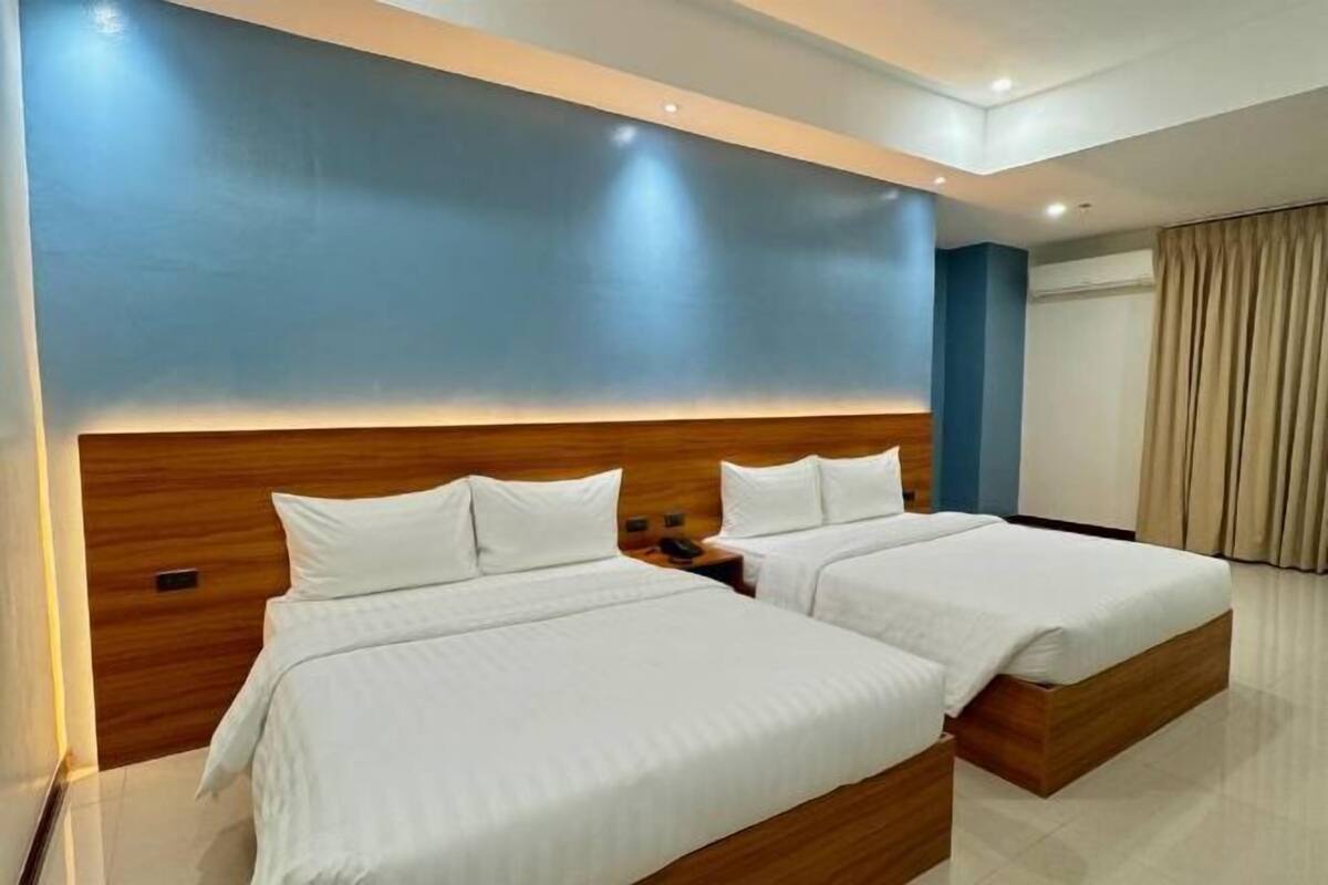 Cofre no quarto, cortinas/cortinados opacos, ferro/tábua de engomar