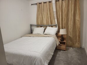 Quarto conforto | Ferros/tábuas de passar roupa, Wi-Fi de cortesia
