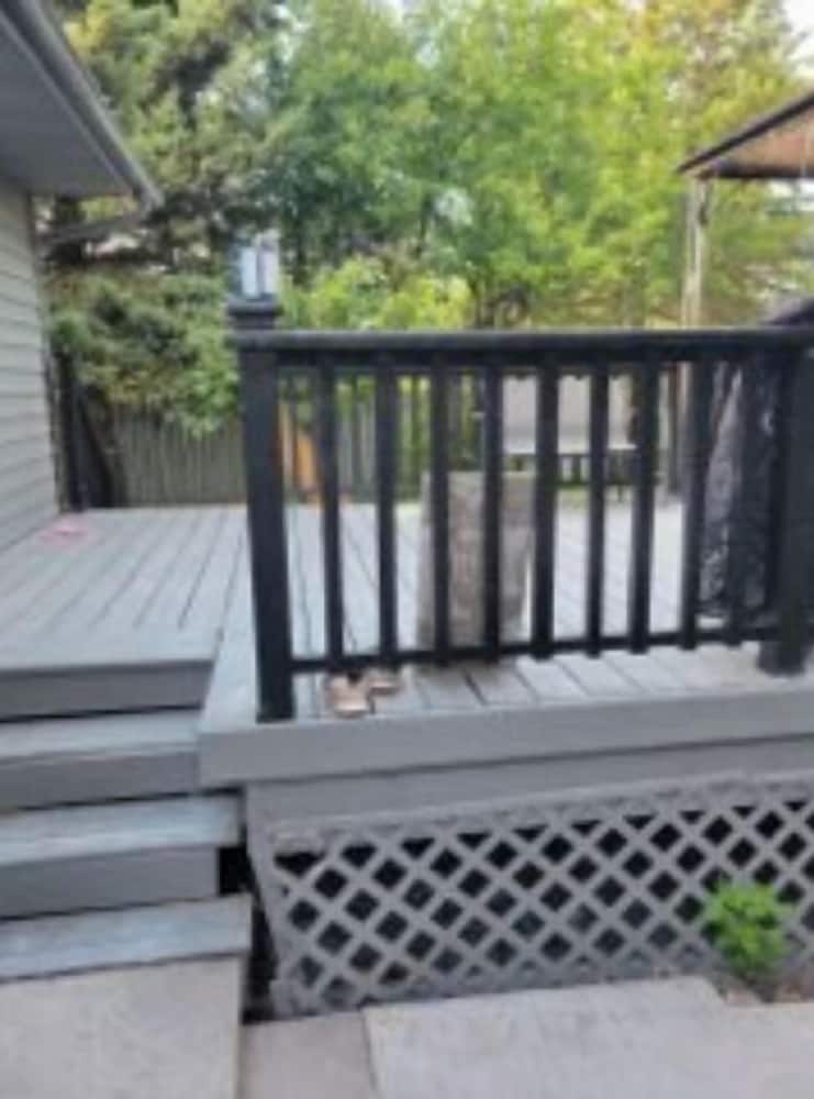 4 Level Split 15min From The Airport, 5min From The Train Station . - Edmonton, Canada