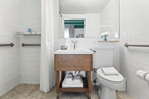 Quarto superior | Banheiro | Chuveiro, produtos de toalete grátis, secador de cabelo 
