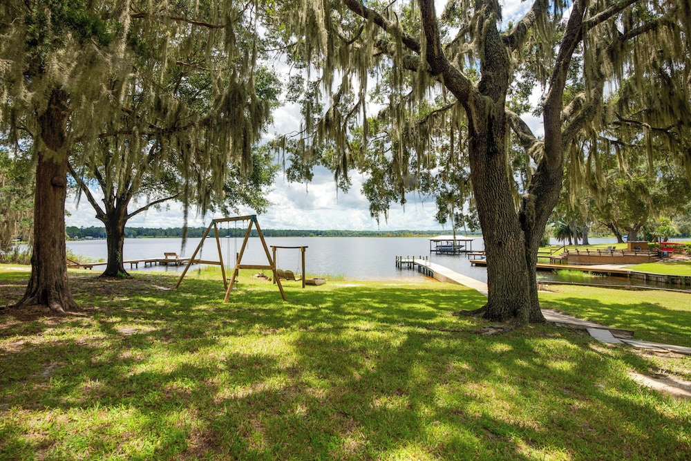Lake Winnott Home W/ Boat Ramp & Dock - 호손