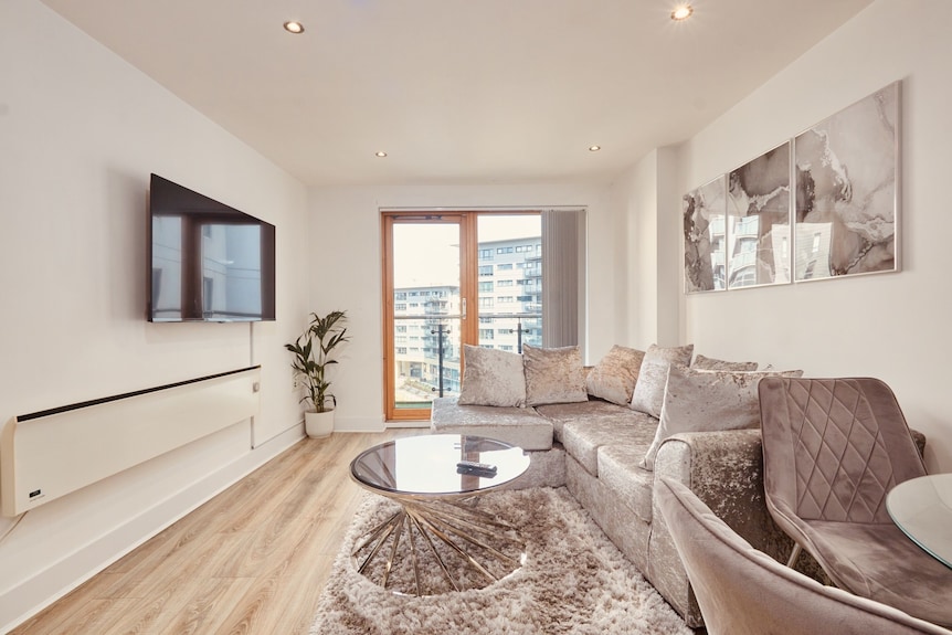 King River Canal View Free Secure Parking - Leeds Station