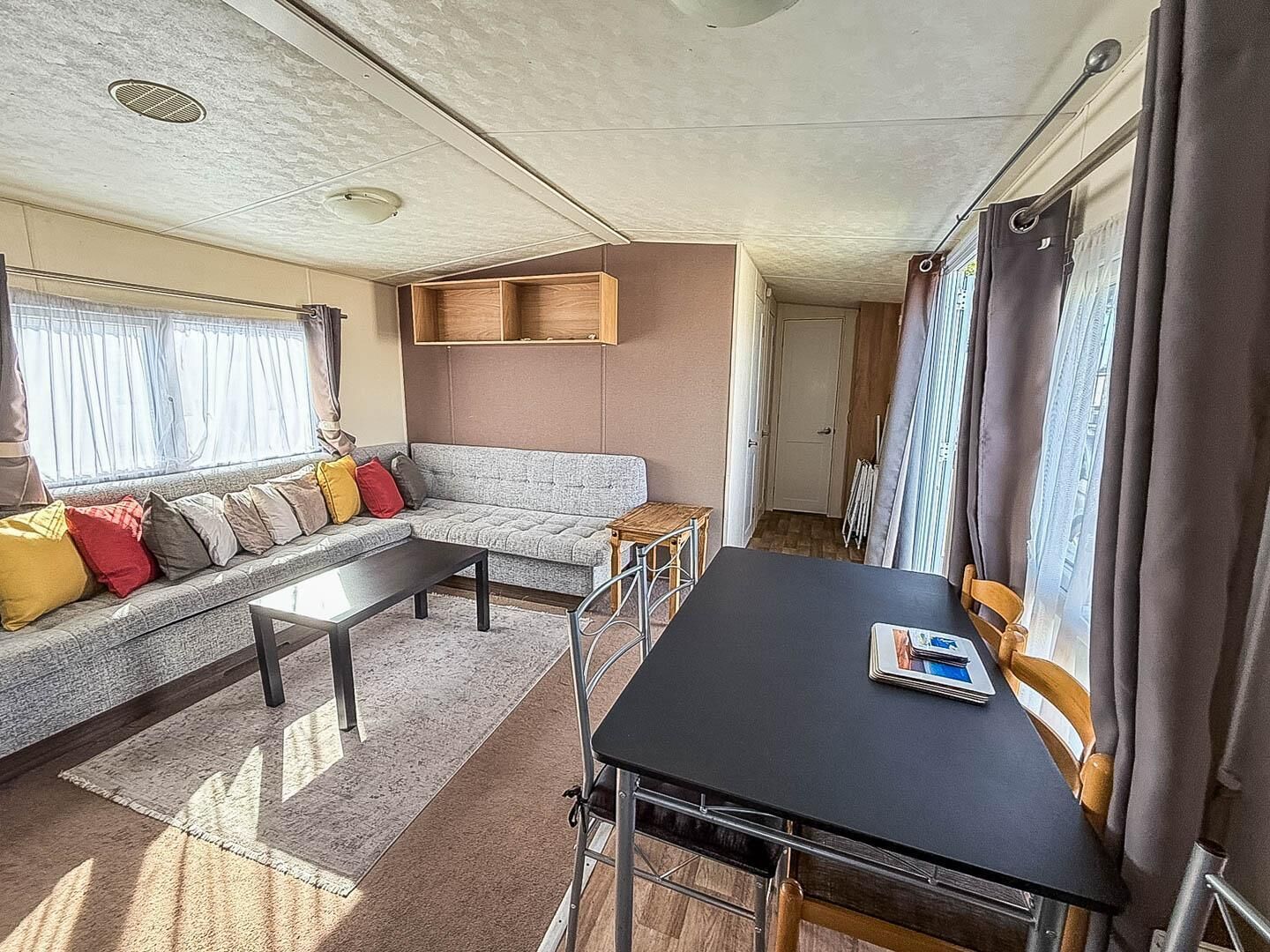 Lovely 8 Berth Caravan With Decking At Clacton-on-sea In Essex Ref 28029dw - Brightlingsea