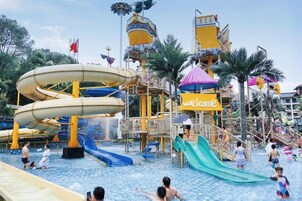 Parque aquático com várias escorregas e um letreiro de 'Welcome'.