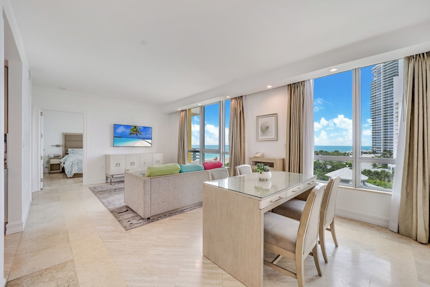 Bright Luxury Condo, Beach Access & Ocean Views! - Miami Beach, FL