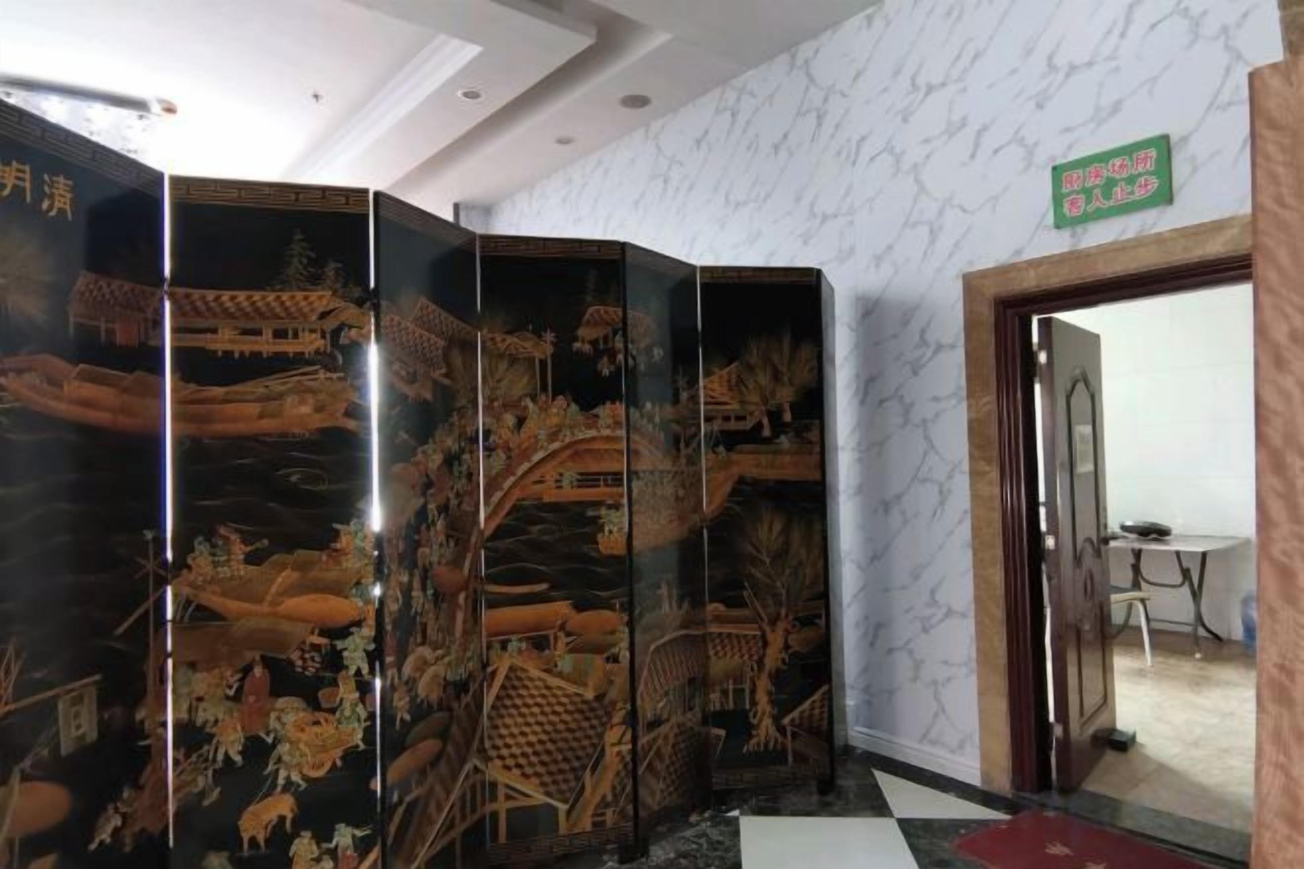 Quarto com porta japonesa deslizante tradicional, uma mesinha e um aviso indicando área privativa.