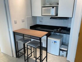 Apartamento luxo | Cozinha privada | Frigobar, micro-ondas, talheres/pratos/utensílios de cozinha