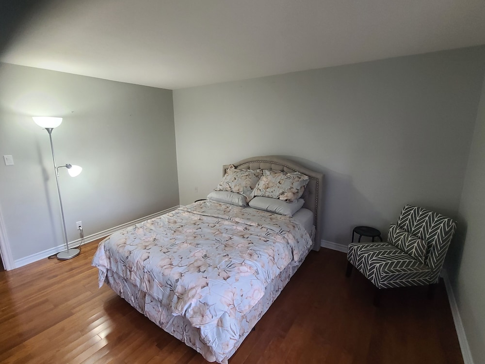 Two Bedroom Home Nestled In A Quite Orleans Neighborhood. 12 Minutes To Downtown - Gatineau
