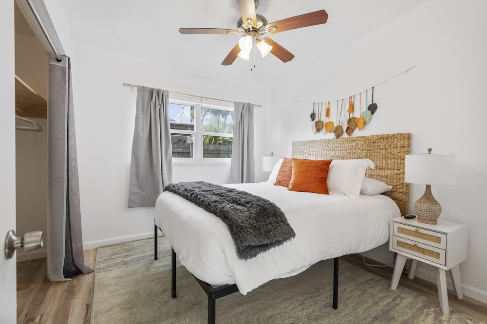 Island Bungalow - Ideal Location! - St. Augustine Beach, FL