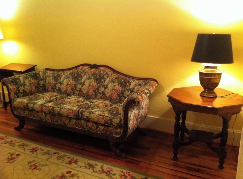 Historic House, Modern Amenities And Large Front Porch, Short Walk Downtown - Van, TX