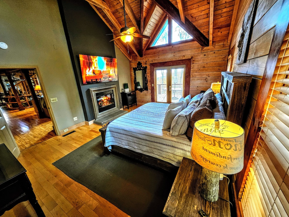 Luxe Big Canoe Lodge - Blue Ridge - Mountain Views in charming Cherry ...