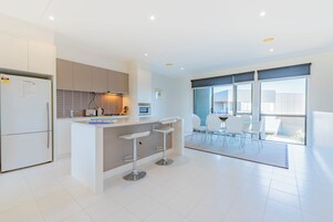 Apartamento Standard em Condomínio Fechado, varanda, vista para o jardim | Sala de estar | Televisor de ecrã plano de 50 polegadas com canais digitais