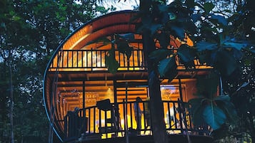 Casa na árvore família, 2 quartos, vista para o jardim | Quartos à prova de som, Wi-Fi de cortesia, roupa de cama