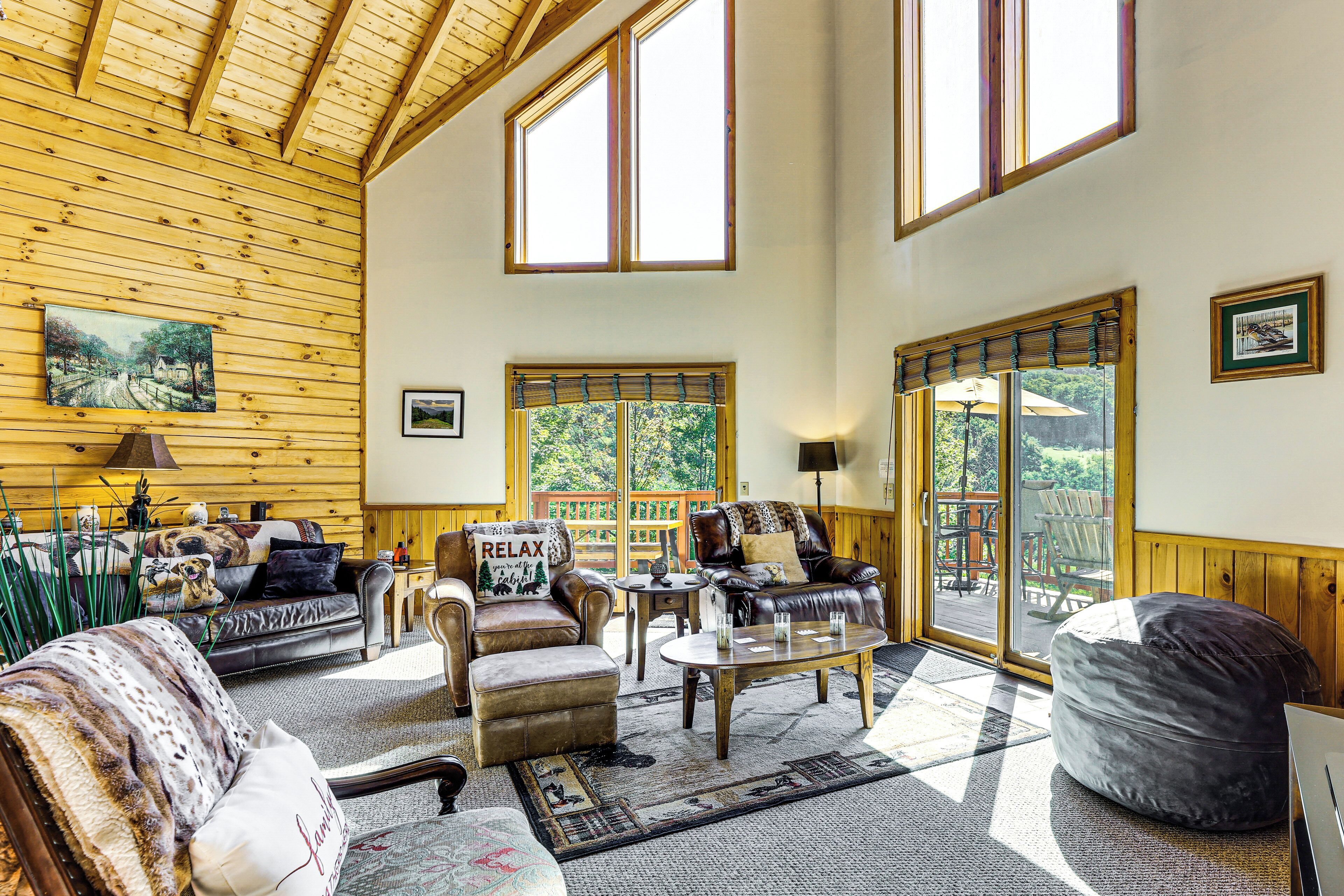 Deck & Mtn Views: Log Cabin By Snowshoe Mountain! - West Virginia