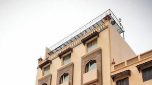 Um edifício de vários andares com um restaurante Subway no andar térreo.
