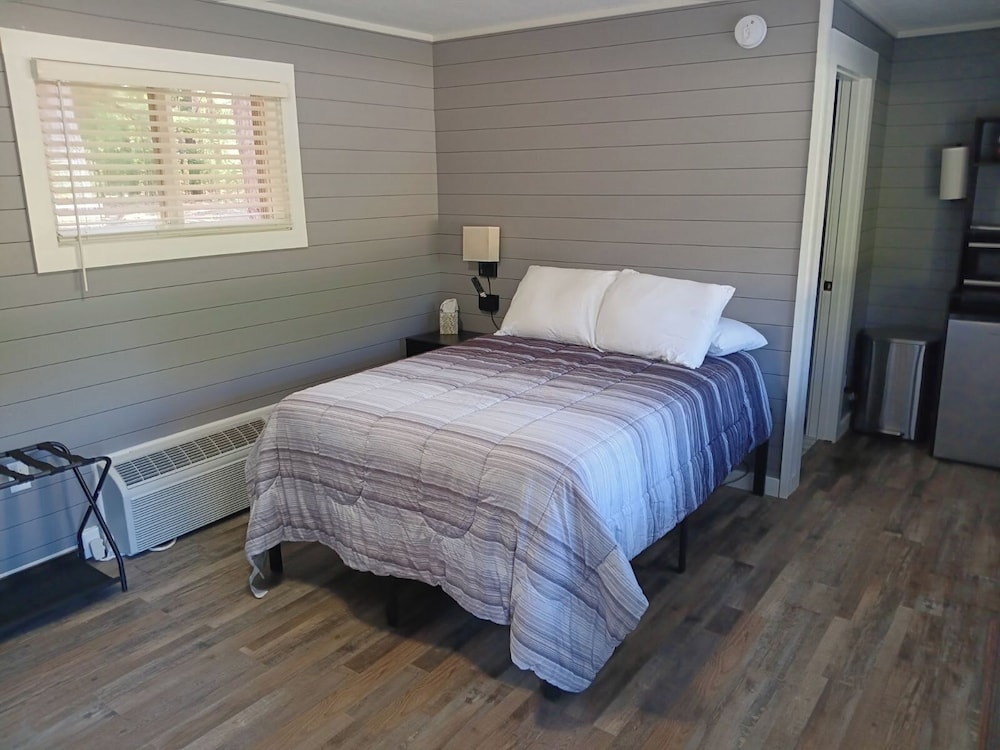 Teepee Room 3- Newly Renovated - Roscommon, MI