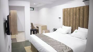 Quarto luxo, sacada, vista para a cidade | Escrivaninha, espaço de trabalho para notebook, Wi-Fi de cortesia