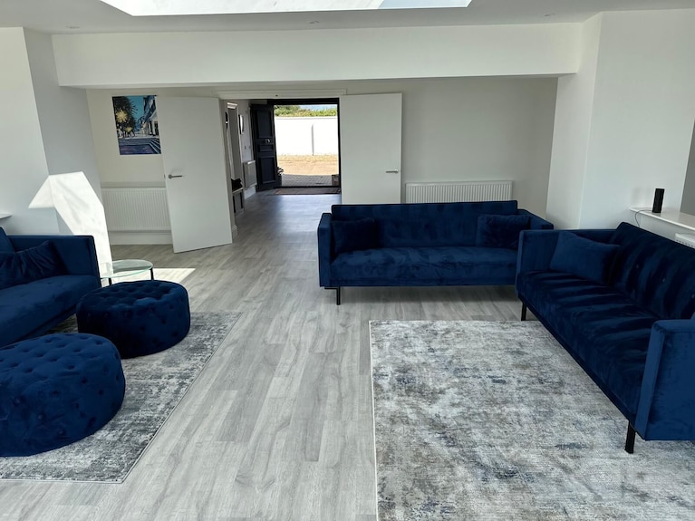 Stunning 8 Bed Seaside Villa, Pool, Cinema, Bar, Private Beach. Sleeps 17 - Herstmonceux Castle