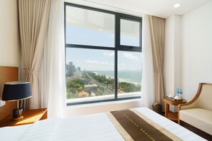 Quarto Twin Deluxe, vista parcial para o oceano | Cofre no quarto, secretária 