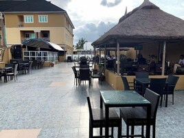 Bar à beira da piscina