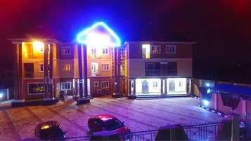 Fachada do alojamento (tarde/noite)