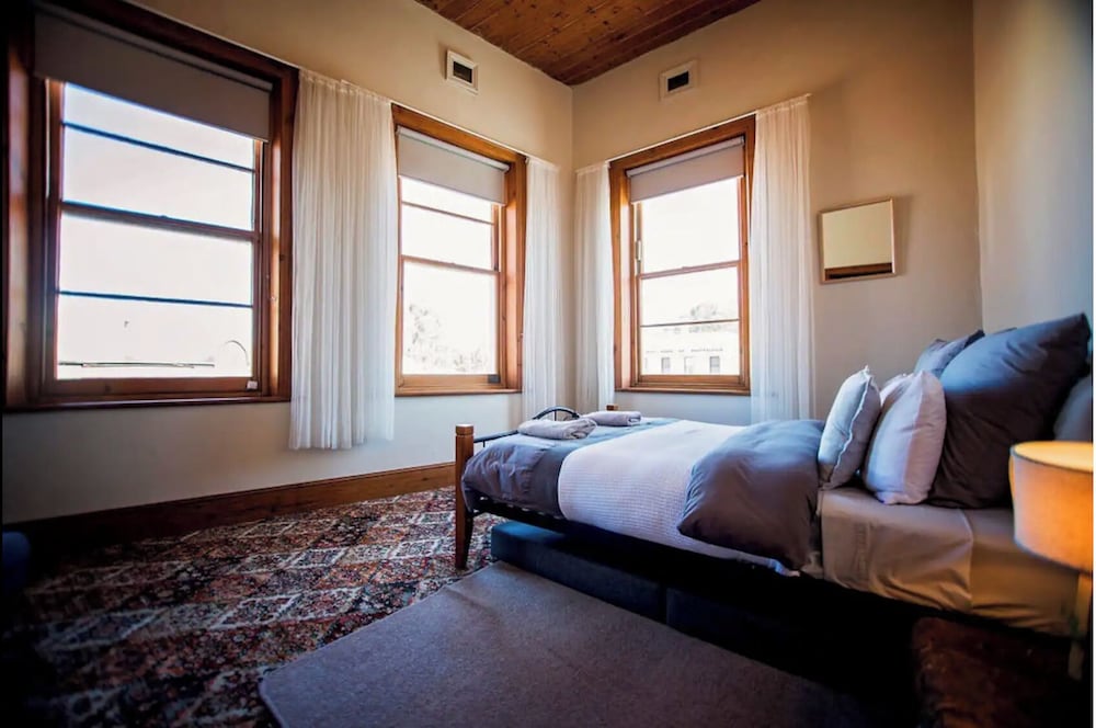 Large, 2 Br Stable Conversion (Circa 1874) Tucked In The Heart Of Old Town. - Echuca