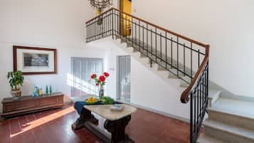 Apartamento, vista para o mar | Sala de estar | Televisor de 32 polegadas com canais por cabo