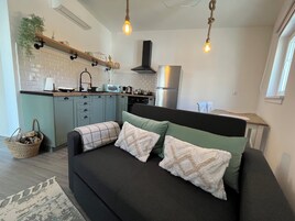 Casa, vista para as vinhas | Sala de estar | Televisor de 41 polegadas com canais por cabo 