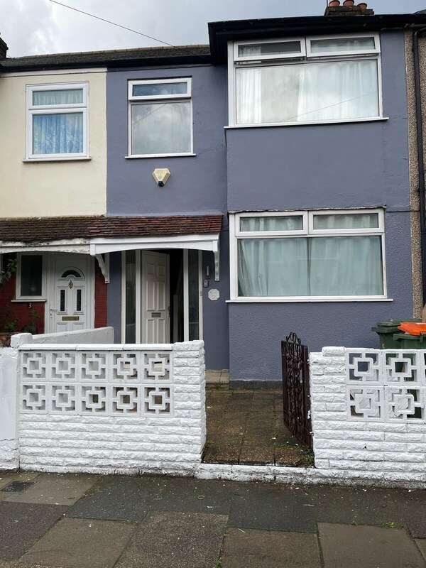 4 Beds, Sleeps 15, Near Lcy Airport & Excel London - London