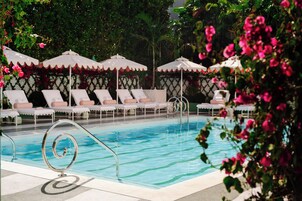 Piscina exterior, da(s) 8:00 à(s) 18:00, guarda-sóis, espreguiçadeiras 