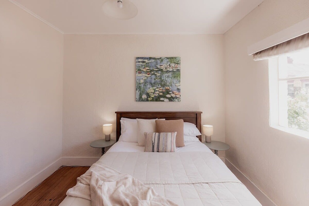 Stay Steps From Salamanca In Historical Cottage - Hobart