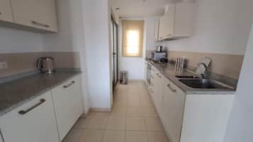 Apartamento | Cozinha privada | Um frigorífico, um micro-ondas, um forno, uma placa de cozinha