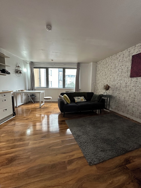 Cozy 1-bedroom Condo In Charming London With Wifi, Gym, Pool And Free Parking - London