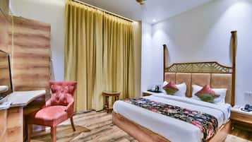 Quarto Duplo Deluxe, Vista para a cidade | Secretária, secretária adequada para computadores portáteis