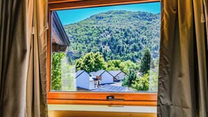 Suíte premium, vista para a piscina | Cofres nos quartos, escrivaninha, espaço de trabalho para notebook