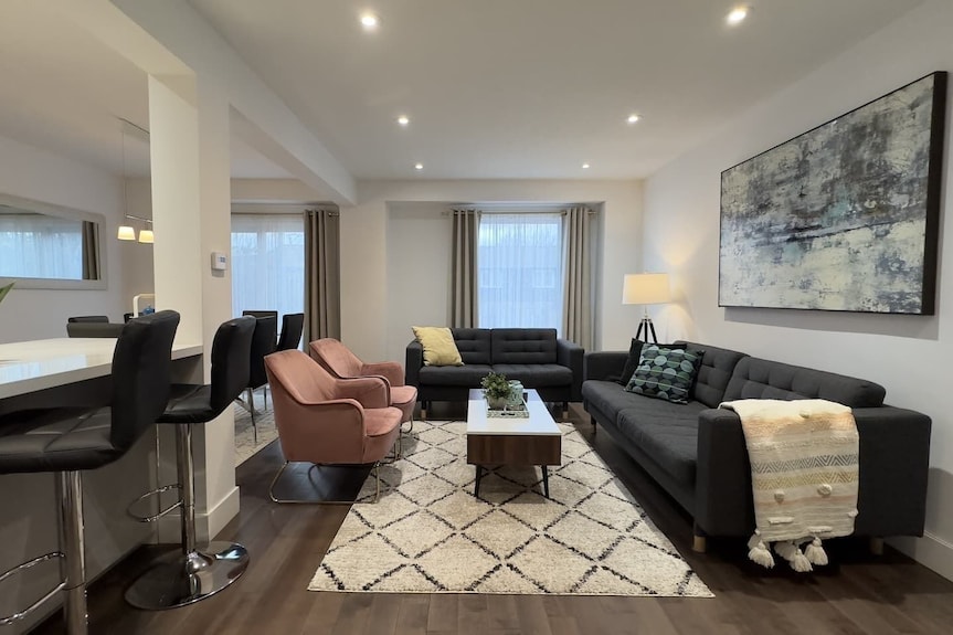 Modern Home In Prime Location With Parking - Richmond Hill