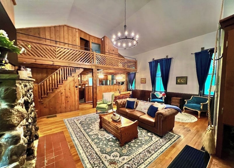 Old School 7 - Charming 2-bedroom Historic Home In Welcoming Mansfield - Maple Lake, Mansfield