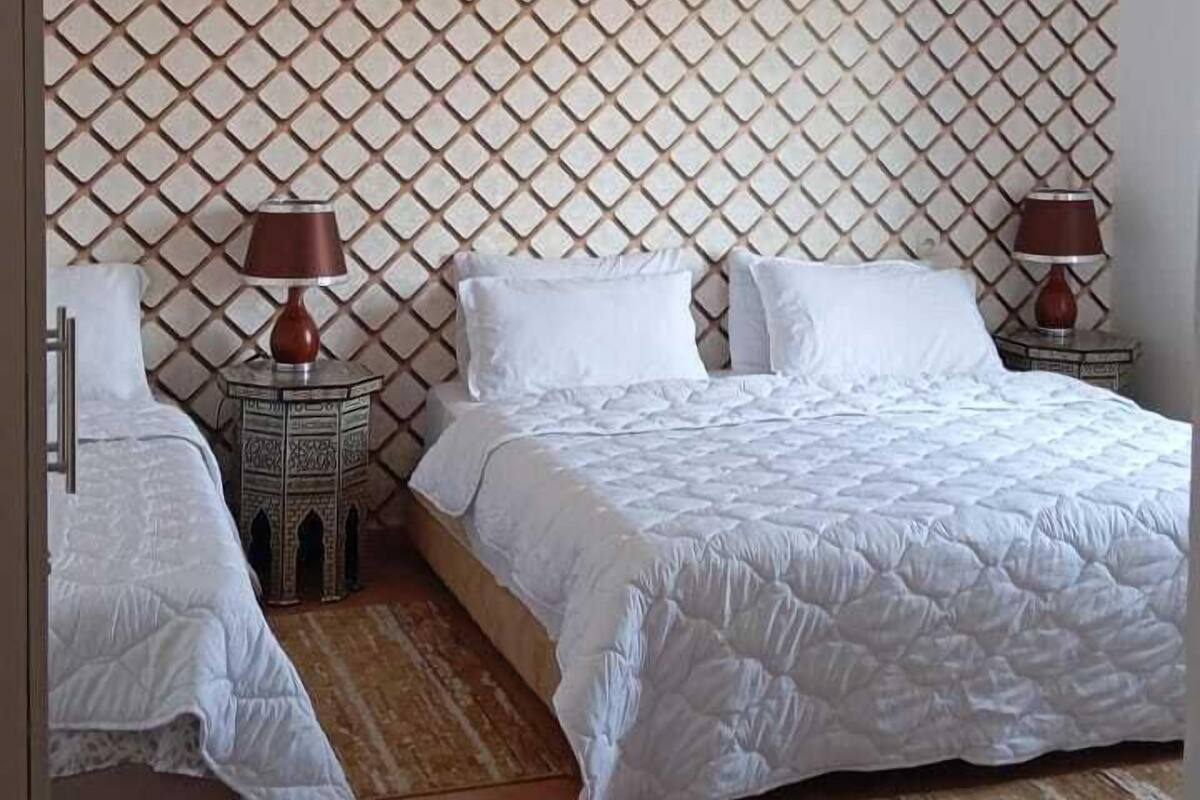 Quarto casal ou duplo família, 1 cama King, sacada, vista para a praia | Wi-Fi de cortesia