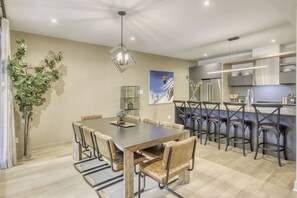 Apartamento Design em Condomínio Fechado, 3 quartos, vista para a montanha | Refeições no quarto