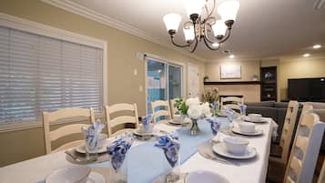 Casa, várias camas, acesso à piscina, vista para o oceano (Destination #08) | Refeições no quarto